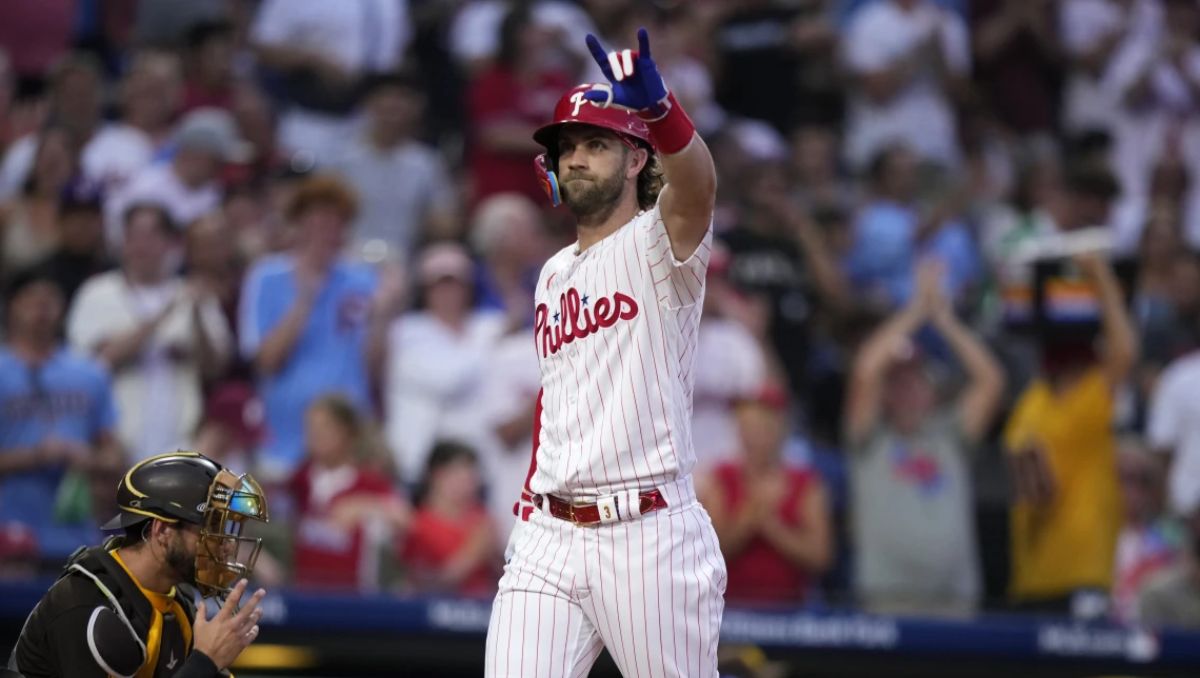 Bryce Harper regresará a la 1B tras más de un año como designado ...